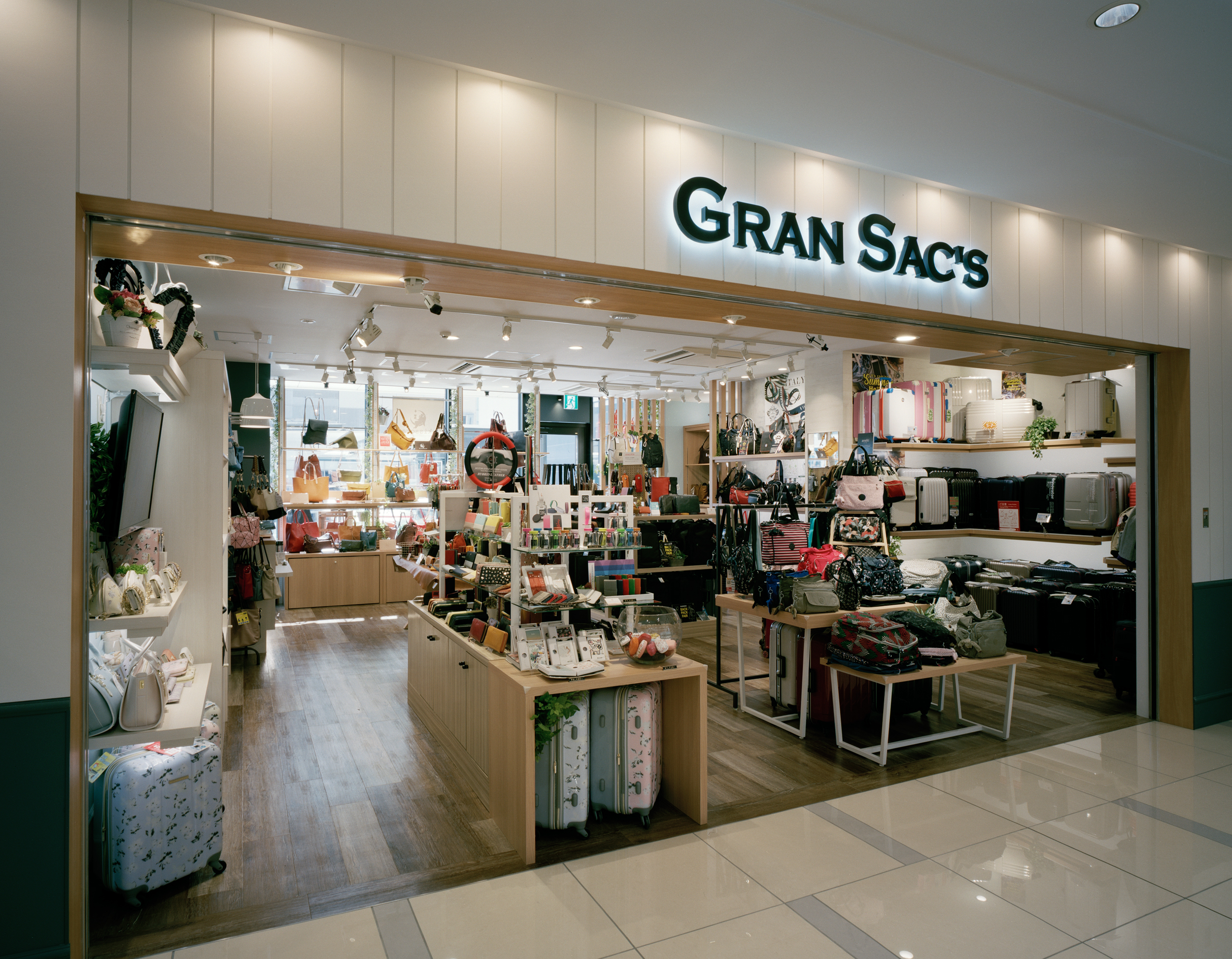 Sacs Bar サックスバー ドメスティックブランドをセレクトした大人のためのバッグ、財布を中心にファッション雑貨を扱うセレクトショップ。